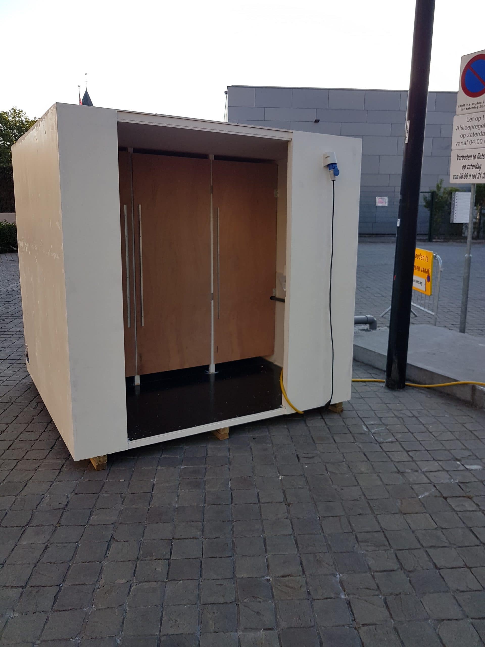 Luxe mobiele toilet container huren met lage instap. - You-rent